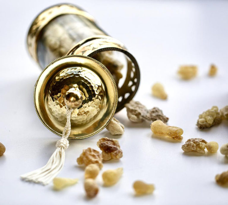 Step-by-step guide: How to burn frankincense resin at home - Pink Jinn