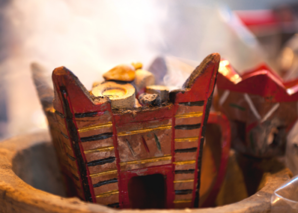 Frankincense: 5000 Years Of Scent And Spirituality - Pink Jinn